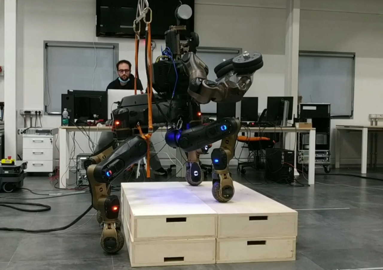 Робот-кентавр видерся на сходи із 17-кілограмовим вантажем у руках ...